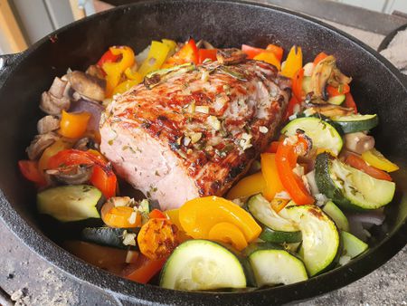 Beenham met groentes uit de dutch oven - Receptenwiki